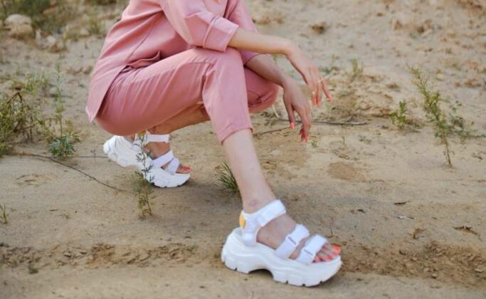 15 Jenis dan Model Sandal Wanita, Nyaman dan Tetap Gaya!