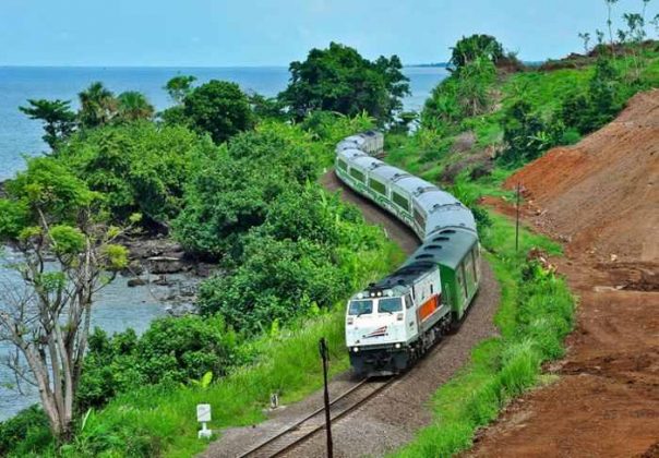 12 Jalur Kereta Api dengan Panorama Terindah - Tokopedia Blog