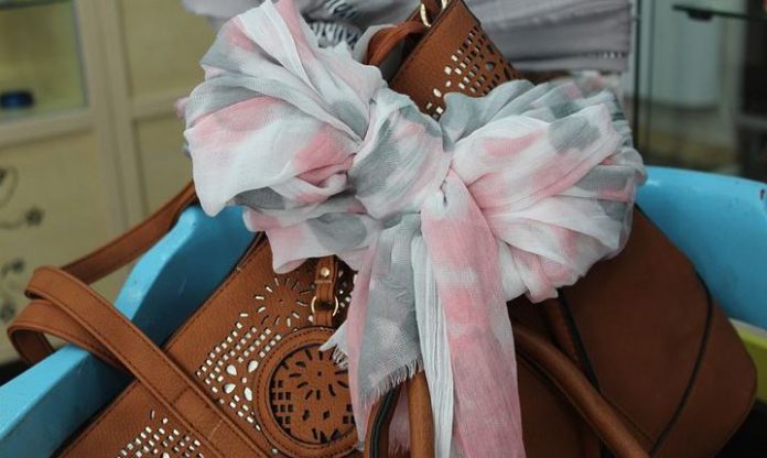 8 Cara Kreatif Menggunakan Scarf untuk Tampil Lebih Stylish ...