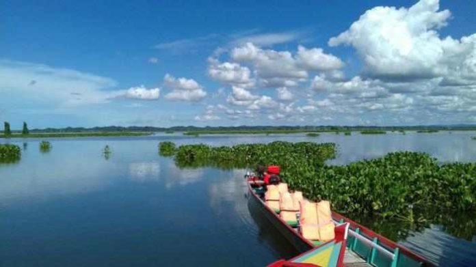 10 Wisata Danau Terbesar di Indonesia - Tokopedia Blog