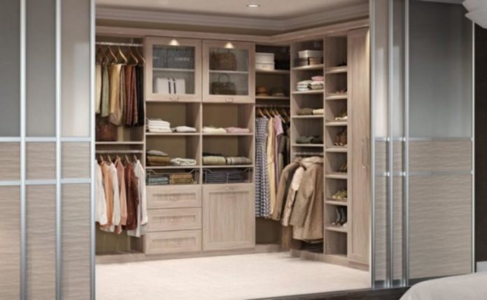 Manfaatkan Ruang Terbatas dengan 15 Desain Walk-in Closet Minimalis ...