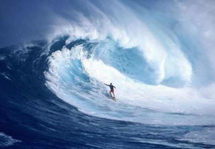 10 Lokasi Surfing Terbaik di Indonesia yang Mendunia - Tokopedia Blog
