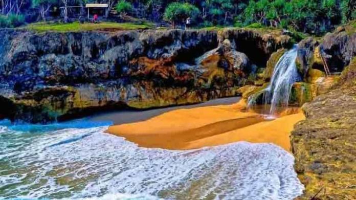 13 Pantai di Pacitan Paling Indah dan Menawan - Tokopedia Blog