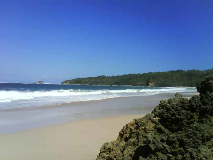 13 Pantai di Pacitan Paling Indah dan Menawan - Tokopedia Blog