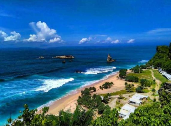 13 Pantai di Pacitan Paling Indah dan Menawan - Tokopedia Blog