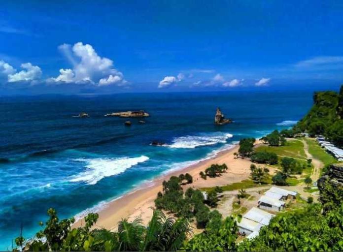 13 Pantai di Pacitan Paling Indah dan Menawan - Tokopedia Blog