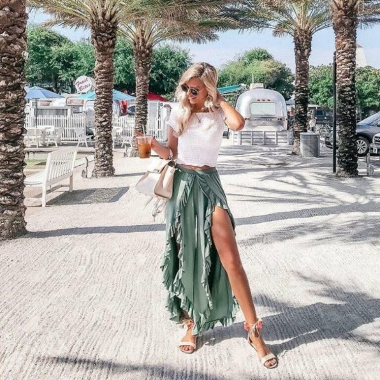 10 Inspirasi Fashion ke Pantai untuk Wanita Terfavorit, Tetap Gaya!