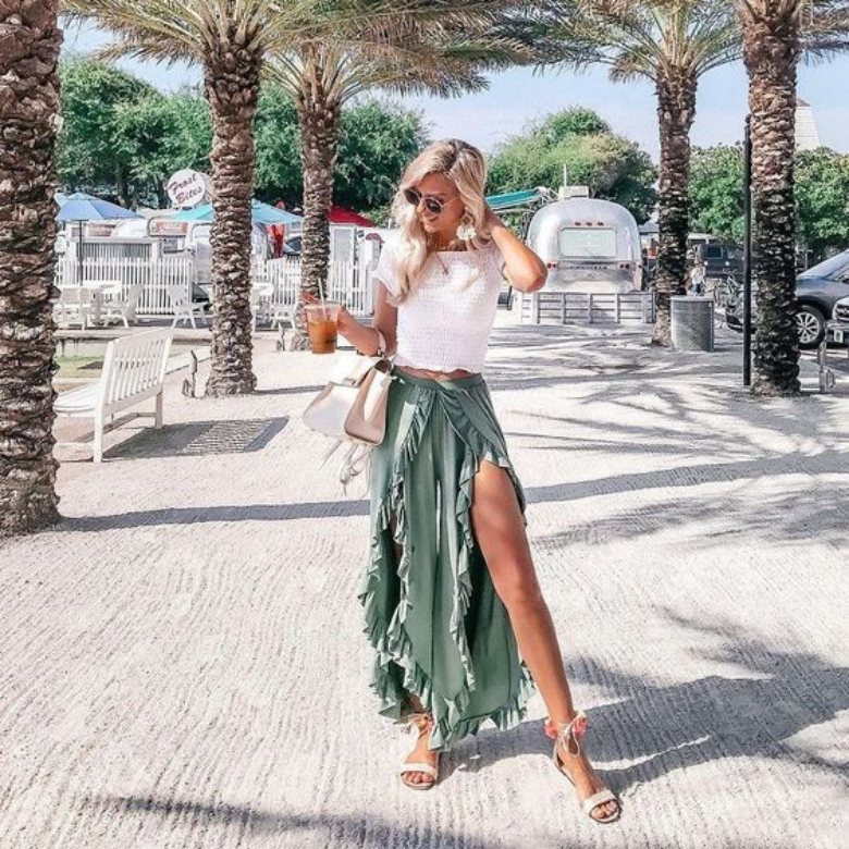 10 Inspirasi Fashion ke Pantai untuk Wanita Terfavorit, Tetap Gaya!