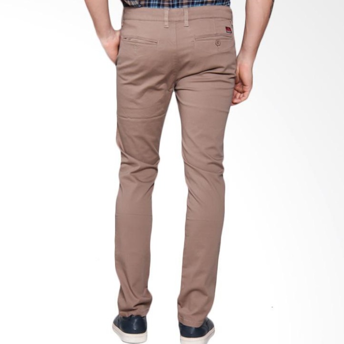 10 Rekomendasi Merk Celana Chino Pria Terbaik dan Ternyaman