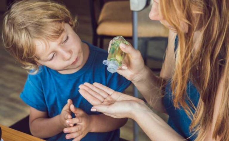 Perbedaan Antiseptik dan Disinfektan yang Perlu Kamu Ketahui