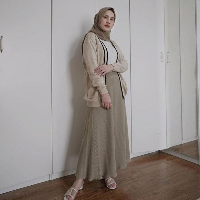 7 Inspirasi OOTD Hijab Simple dengan Outer & Jaket - Tokopedia Blog