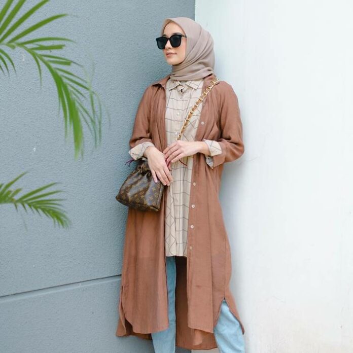 7 Inspirasi OOTD Hijab Simple dengan Outer & Jaket - Tokopedia Blog