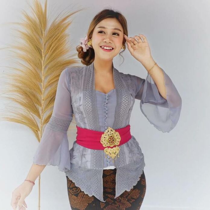 9 Inspirasi Pakaian Adat Bali Wanita untuk Bridesmaid - Tokopedia Blog