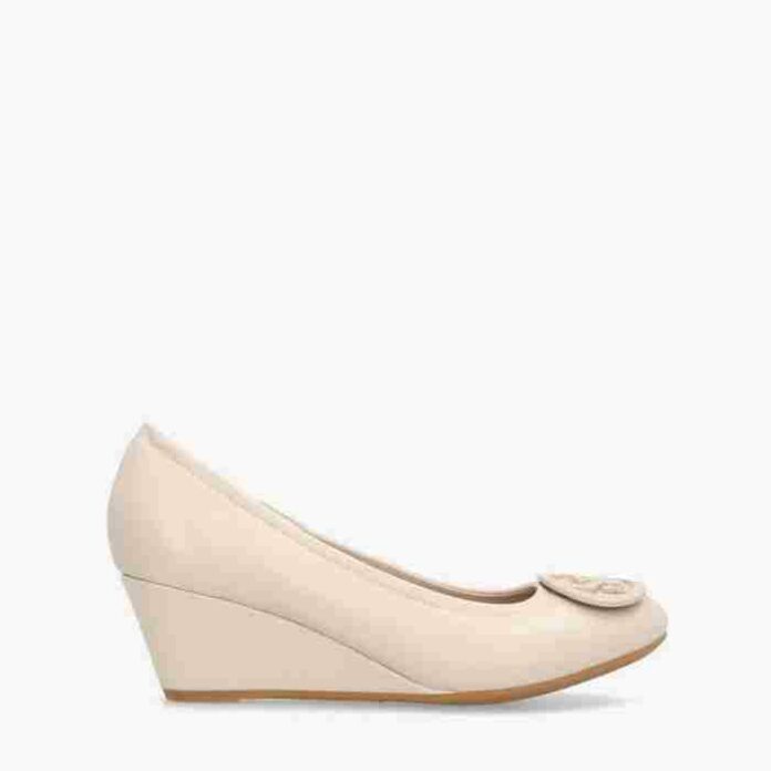 11 Merek Sepatu Wedges Wanita Terbaik, Nyaman dan Awet