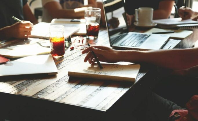 Apa yang Dimaksud dengan Usia Produktif? - Tokopedia Blog