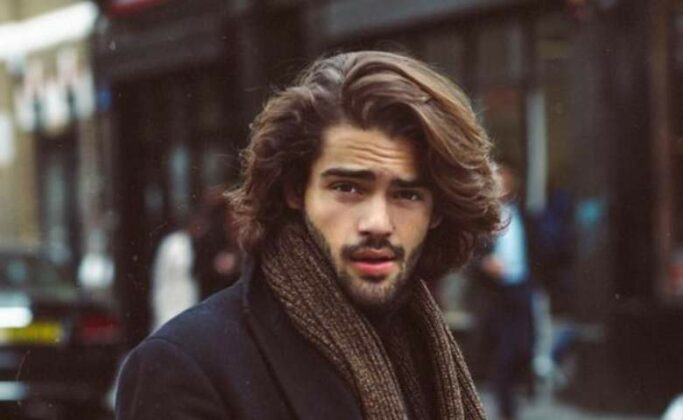 Rambut Panjang Pria: 15 Gaya untuk Berbagai Kepribadian