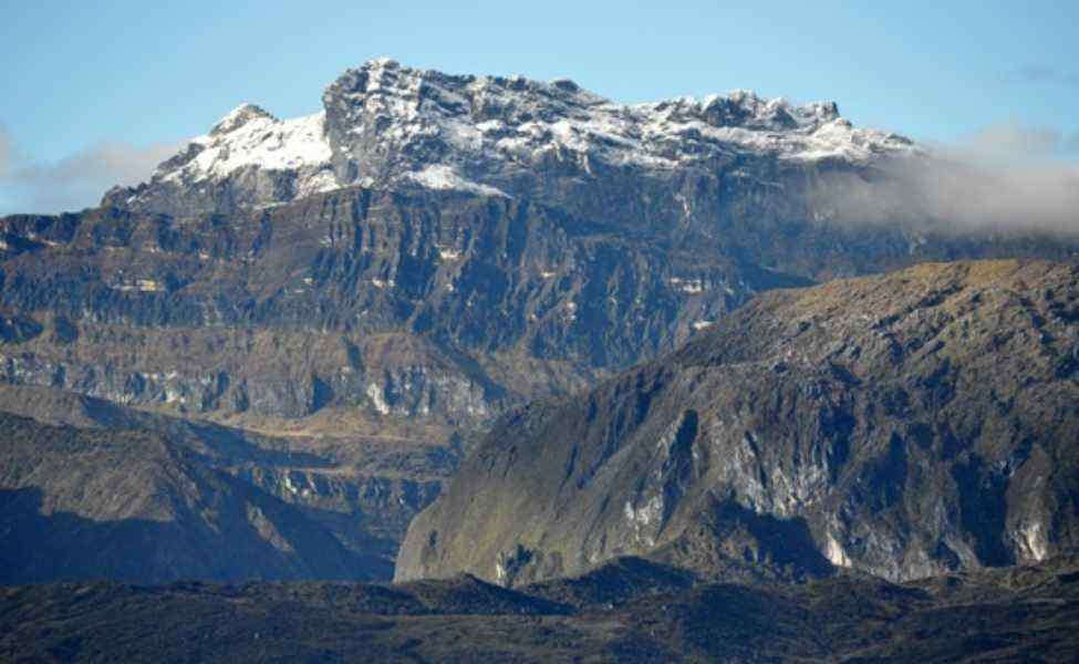 10 Gunung Tertinggi di Indonesia & Fakta Menariknya