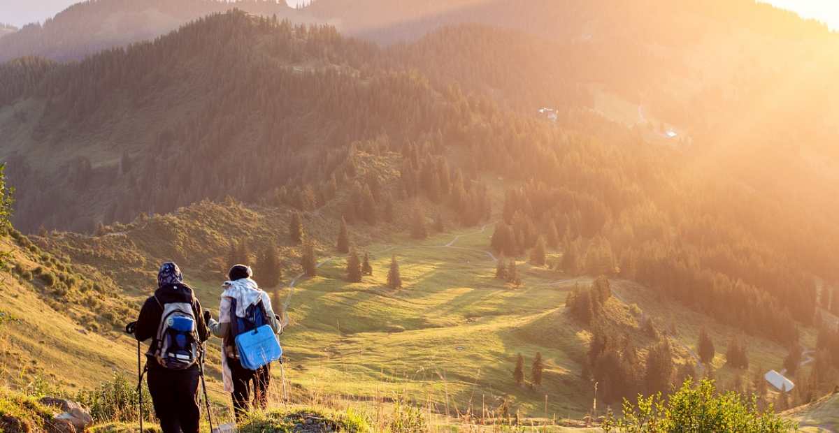 13 Perlengkapan Hiking untuk Pemula, Wajib Punya!