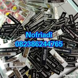 Jual Papan nama dada/name tag grafir hitam lis putih 2,5x8 cm - MAGNET ...