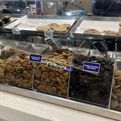 Jual READY famous amos cookies 300gr - ori chocochip - Kota Surabaya ...