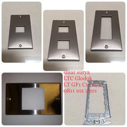 Jual Panasonic Saklar Frame Stainless 4 gang / 4 Kutub Set Inbowdoos ...