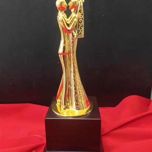 Contoh Trophy Wedding