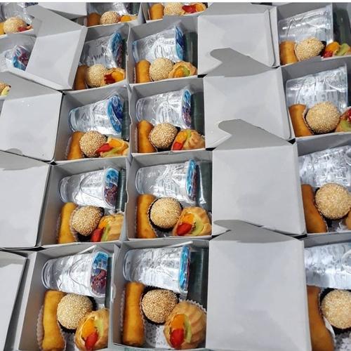 Jual paket snack box kue basah isi 4 Lemper bolu kukus pastel telor ...