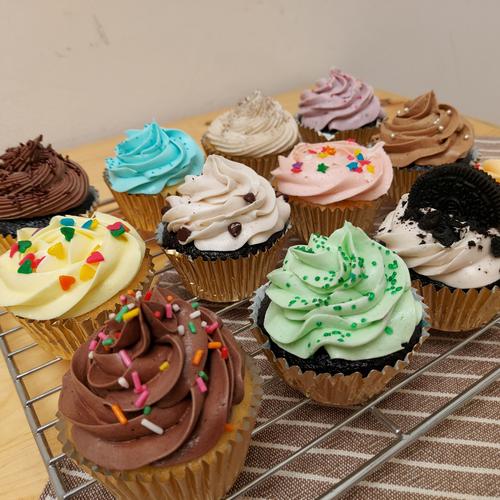 Jual Regular Cupcakes, Kue Cup dengan Aneka Rasa Topping Buttercream ...