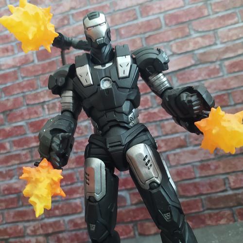 Jual Revoltech old war machine iron man - Kota Malang - D'figure ...