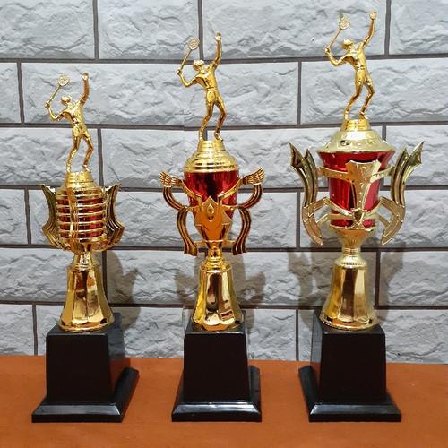 Jual Piala trophy Merah variasi figur kock badminton bulutangkis - No ...