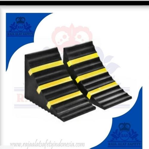 Jual Penahan Roda Karet / Wheel Chock Rubber Besar / Ganjalan Roda Dan ...
