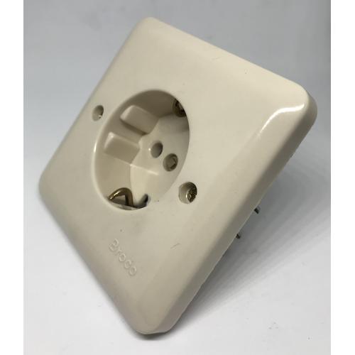 Jual BROCO Stop Kontak Inbow 5511U New Gee Socket Outlet (Tertanam ...
