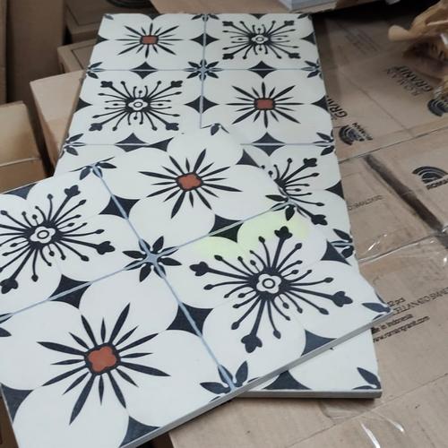 Jual dGaudy Corolla Roman Granit Vintage GTA332727R/Tegel Hitam Putih ...