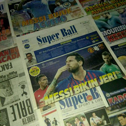 Jual Majalah Koran Bola Superball Messi Barcelona vs Manchester United ...