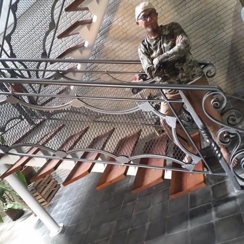 Jual Tangga Plus Relling Besi Plate Kombinasi Kayu Motif Elif Klasik ...