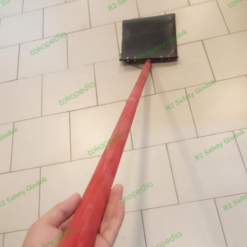 Jual KEPYOK API KARET -ALAT PEMATIK KEBAKARAN (RAM KARET) GAGANG KAYU ...