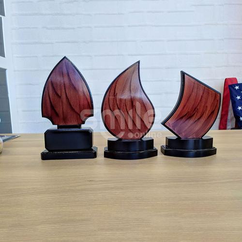 Jual Plakat Kayu Piagam Trophy Hadiah Model Gunungan Daun Layar Furnish ...