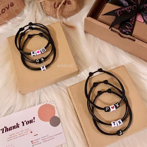 Jual (Dapat 2) Gelang inisial huruf balok | Kode : Cube | waiku.id ...