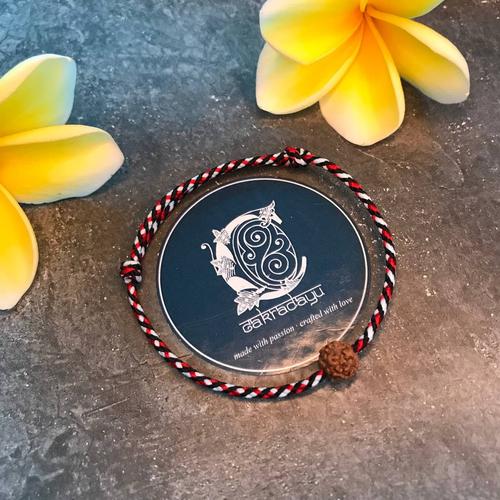 Jual Gelang Tridatu khas Bali dengan Biji Genitri Rudraksha untuk ...