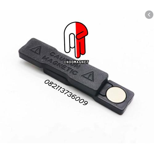 Jual Magnet Nama Dada Plastik Nametag Caution Segitiga Kuat Strong ...