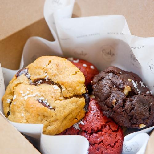 Jual Small Box of Cookies isi 4 (ori/ choco / red velvet) - Kota ...