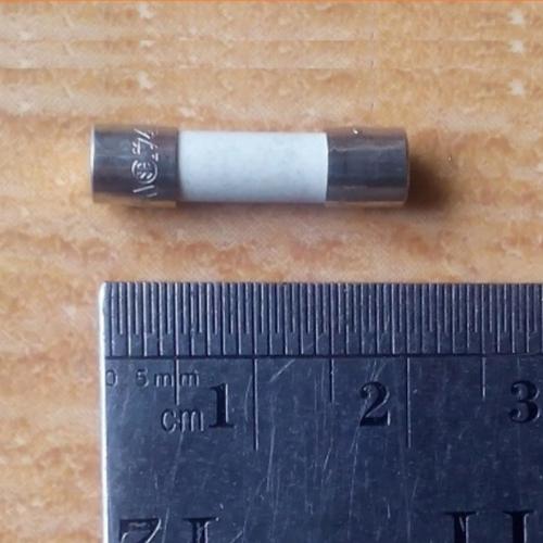 Jual Fuse keramik 5x20 T2AH 2A 250V Time delay Merk Littelfuse ...
