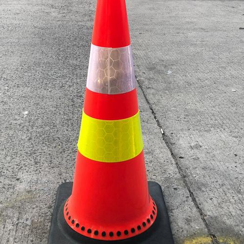 Jual TRAFFIC CONE RUBBER 75CM/KERUCUT PARKIR HITAM BAWAH (ORDERAN ...