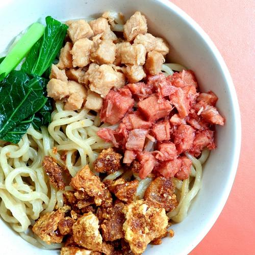 Jual Bakmi karet topping daging babi merah dan kerupuk kulit babi ...