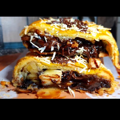 Jual Strudel Pisang Coklat Keju Big Bolen Coklat Keju Bolen Pastry ...