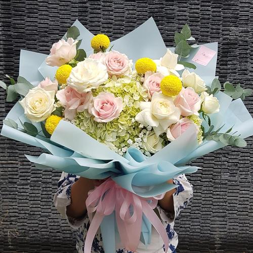 Jual Buket Bunga Mawar Dua Warna dengan Hydrangea dan Poms Segar ...