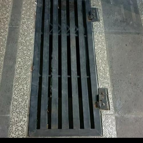 Jual Grill besi / tutup selokan besi dengan engsel ukuran 159 cm x 26 ...