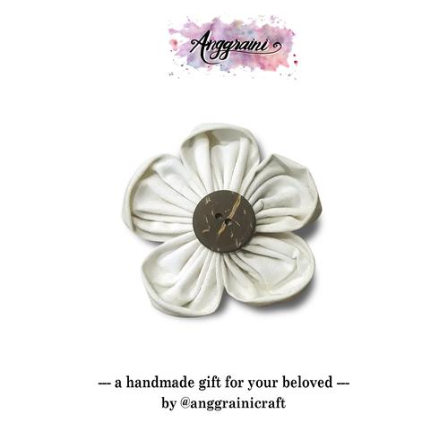 Jual bros kain bunga perca handmade. warna putih. pin aksesoris jilbab ...