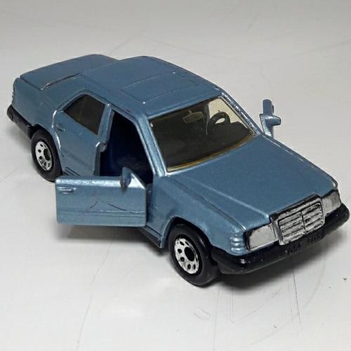 Jual Matchbox Mercedes Benz 300E W124 made in Macau 1986 mercy boxer ...