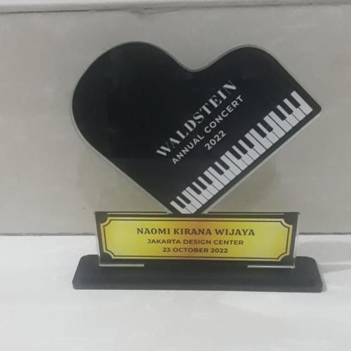 Jual Plakat Akrilik Custom Ukuran 20x15 5mm + Alas susun hitam ...